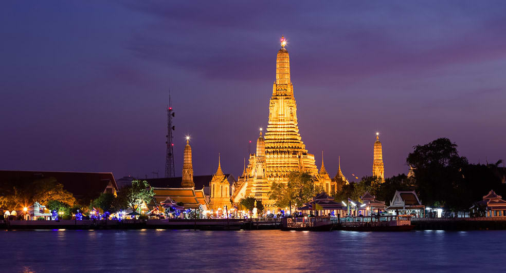 wat arun bangkok at night